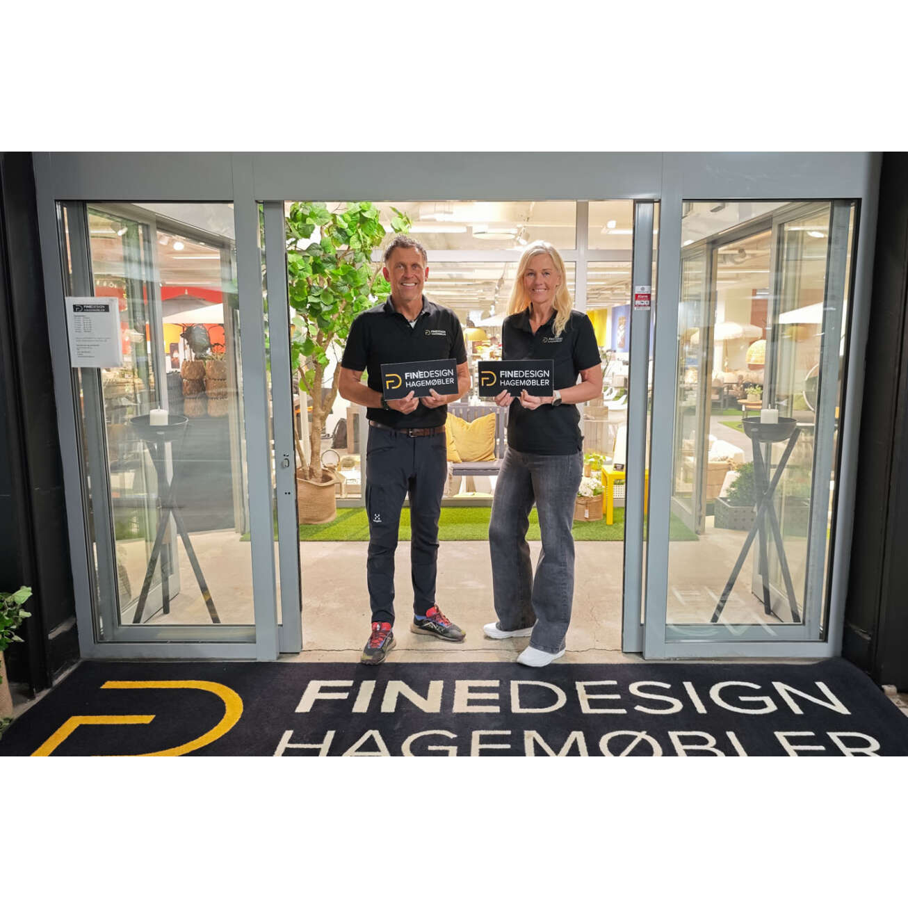 Sundays Design Core sett med fire stoler og bord. Utstilling. Salg - Fine Design